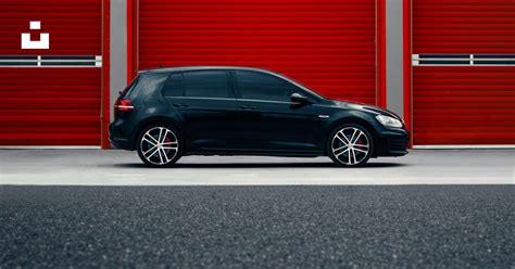 빨간 차고 문 앞에 주차된 검은색 차 사진 Unsplash의 무료 자동차 이미지