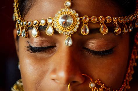 초상화 인도의 아름다운 여성 황금빛 풍부한 보석과 전통 사리 얼굴 근접 촬영 전문 메이크업 머리에 Bindi를 착용 무슬림 여자는 Bindis Maang Tikka Nath