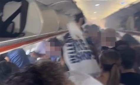 이륙 준비하던 여객기서 보조배터리 펑승객 236명 대피 파이낸셜뉴스