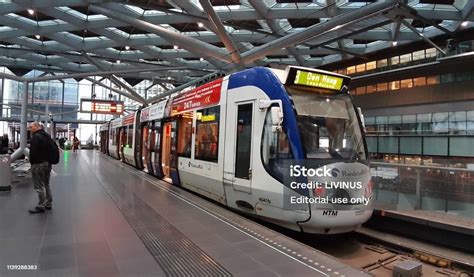 네덜란드 유럽의 헤이그 중앙 기차역에서 사람 및 트램 보기 2019년에 대한 스톡 사진 및 기타 이미지 2019년 교통수단