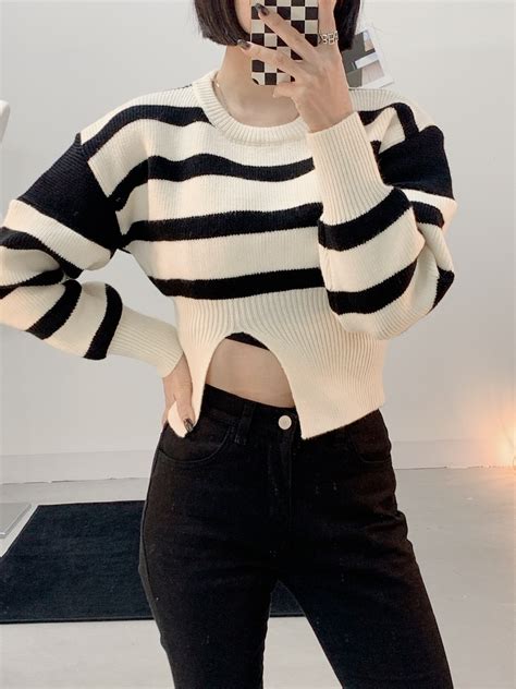 단가라 줄무늬 배색 포인트 트임 고퀄리티 기본핏 니트 티셔츠