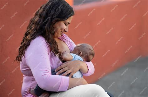 Вид сбоку смайлик мать кормит грудью Бесплатно Фото