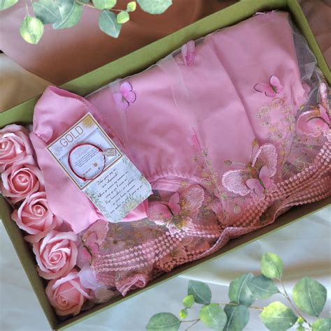 Кутия Луксозни Подаръци за Бебе Уникална Розова Рокля и Гривна със Зла Mamaibebe