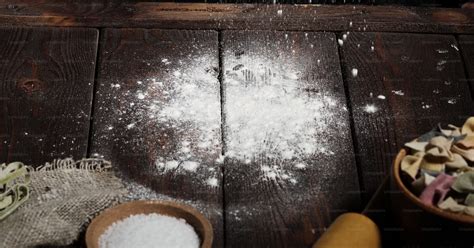 블랙에 스튜디오에서 요리사의 클로즈업 그는 신선한 반죽을 만들고 있다 사진 Unsplash의 가루 이미지