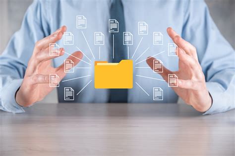 문서 관리 시스템 Dms 비즈니스 맨은 폴더 및 문서 아이콘을 보유합니다 회사 파일 및 정보를 보관 검색 및 관리하기 위한 소프트웨어입니다 인터넷 기술 개념디지털 보안