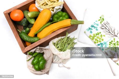흰색 에코 백 자루 및 나무 수납 상자에 신선한 야채 토마토 고추 호박 오이 콩 제로 폐기물 개념 0에 대한 스톡 사진 및 기타 이미지 Istock