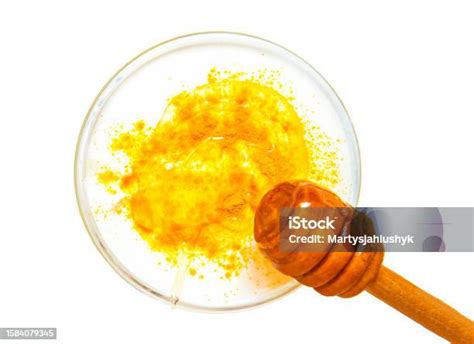 심황 가루와 요구르트가 함유 된 천연 안면 마스크 하얀 배경에 분리된 천연 화장품 평면도 가루로 빻은에 대한 스톡 사진 및 기타