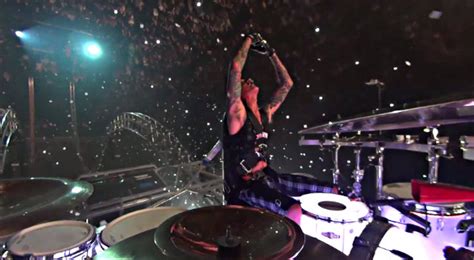 MÖtley CrÜes Tommy Lee Uploads New Pro Shot Video Footage Of The Crüecifly Drum Solo