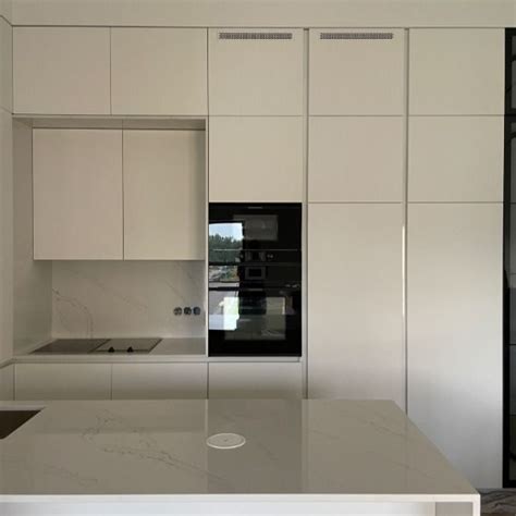 Белый кухонный гарнитур с островом от Interierno