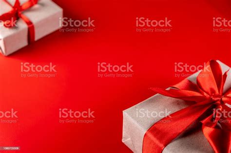 빨간 리본과 빨간 배경에 활이있는 두 개의 선물 상자 텍스트 Copy 공간을 위한 배치 연인이나 발렌타인 데이 또는 생일을 위한 컨셉 축하 개념에 대한 스톡 사진 및 기타