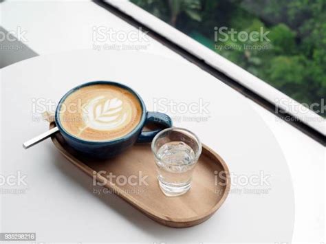 라 떼 아트와 뜨거운 커피의 아름 다운 유리 꽃 모양 나무 쟁반에 식 수와 함께 제공 됩니다 0명에 대한 스톡 사진 및 기타 이미지 Istock