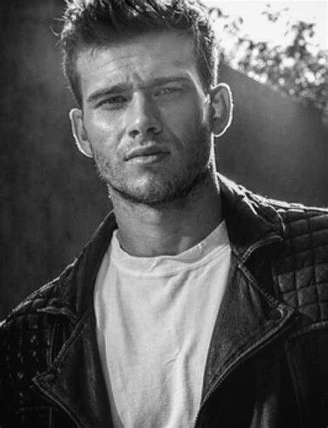 Picture Of Oliver Stark