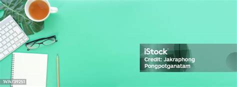커피 컴퓨터 노트북과 연필 작업 공간을 갖춘 탑 뷰 데스크 워크 테이블의 플랫 레이 최소 녹색 컬러 스프링 톤 개념으로 텍스트 또는 그래픽을 추가하기위한 카피 스페이스가