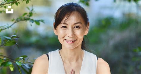 흰 셔츠와 검은 바지를 입은 여자가 요가 자세를 취하고 있다 사진 Unsplash의 무료 요가 이미지