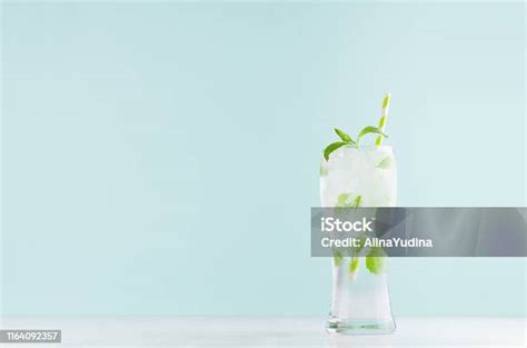 녹색 민트 얼음 조각 탄산수 현대적인 민트 색상 인테리어의 미스트 유리 빨대와 상쾌한 피트니스 차가운 미네랄 음료 마실 것에 대한 스톡 사진 및 기타 이미지 Istock
