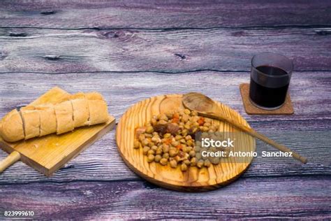 빵과 스페인에서 레드 와인 일반 식품의 유리 나무 테이블에 접시에 마드리드 스튜 0명에 대한 스톡 사진 및 기타 이미지 0명 당근 마늘 Istock