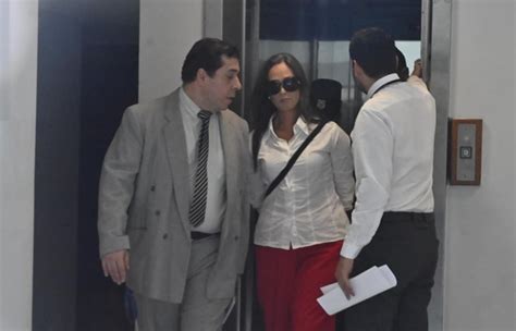 Luis Belotto Alba Ale La Esposa De Militar Procesado Por Soborno Se Da Por Detenida Ante