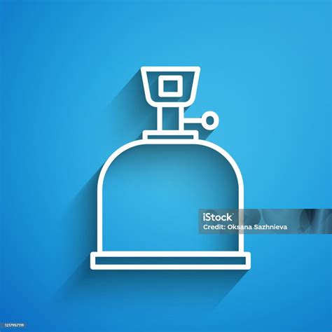 흰색 라인 캠핑 가스 난로 아이콘 파란색 배경에 격리 휴대용 가스 버너 하이킹 캠핑 장비 긴 그림자 벡터 일러스트레이션 강철에