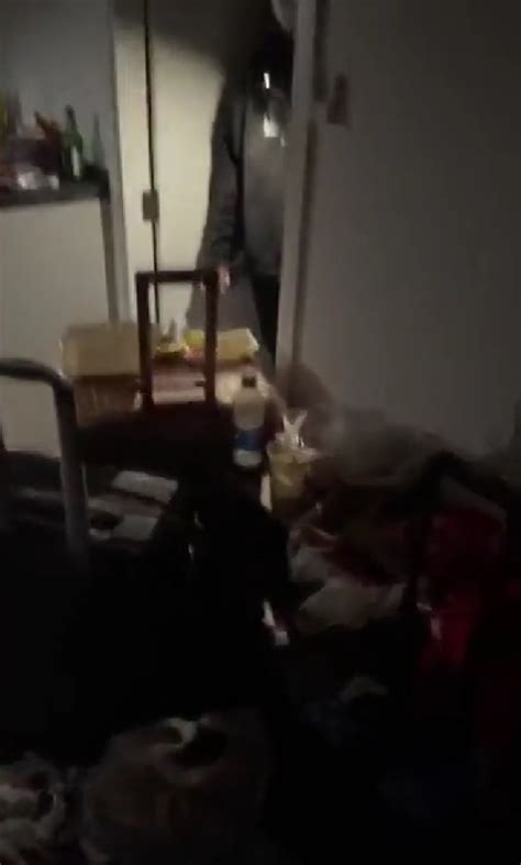 เจ้าของเข้าไปเคลียร์ห้องเช่า สาว Sex Creator คนดัง ผงะตกใจ โสโครกไม่ไหว ทิ้งดิลโด้ไว้ต่างหน้า