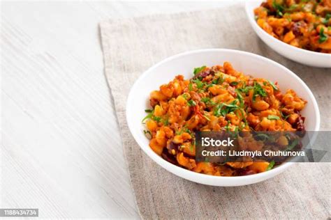 흰색 나무 표면에 파슬리와 홈 메이드 칠리 맥과 치즈 측면 보기 공간을 복사합니다 0명에 대한 스톡 사진 및 기타 이미지 0명 마카로니 목재 재료 Istock