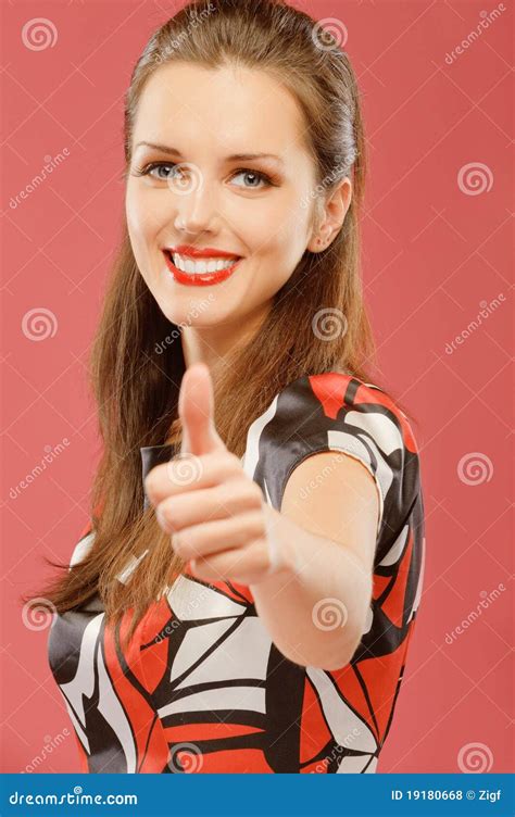 Женщина поднимает большой пец руки вверх как знак Стоковое Фото изображение насчитывающей рука