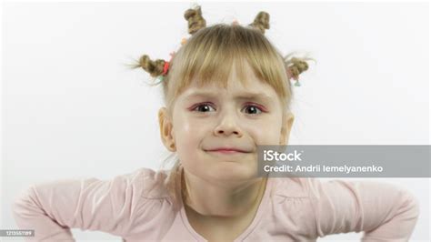 긍정적 인 소녀는 감정적으로 핑크 블라우스에 얼굴과 미소를 합니다 흰색 배경 건강한 생활방식에 대한 스톡 사진 및 기타 이미지 건강한 생활방식 관광 리조트 귀여운