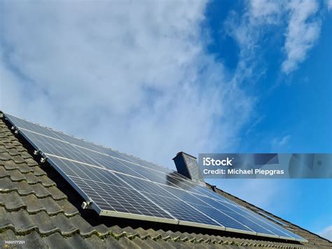 주거용 주택 옥상에서 청정 에너지를 생산하는 태양전지 패널 건물 외관에 대한 스톡 사진 및 기타 이미지 건물 외관 건설