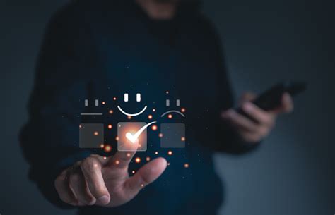 가상 터치 스크린에 미소 행복 한 얼굴 이모티콘을 만지는 남자 최고 평가 긍정 고객 서비스 평가 개념 품질 검토 피드백 설문 조사 마케팅 비즈니스 만족도 사용자 소비자