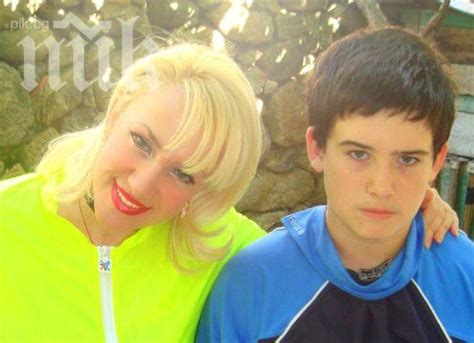 Синът на Сашка Васева към Слави Трифонов Ти си продажен гей който лиже задници срещу пари