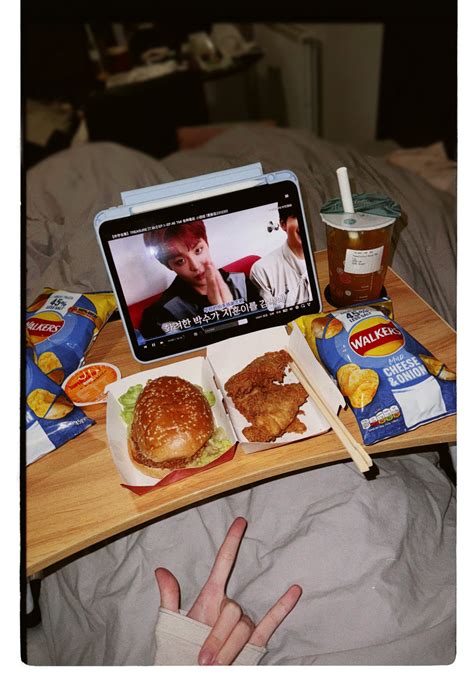 Treasure Community Post 나는 침대에 누워서 밥 먹는 거 좋아하고 밥 먹으면서 영상 보는 거 좋아해서 친구가 침대 위에 올려놓을 수 있는 작은 테이블을
