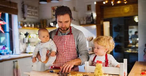 아기와 함께 남자와 집에서 쿠키를 만드는 유아 소년 아버지와 아들이 진저 브레드 크리스마스 쿠키를 굽고 있습니다 사진 Unsplash의 크리스마스 이미지