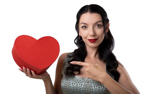 발렌타인 결혼 또는 기념일 개념 붉은 하트 모양의 골판지 선물 상자를 들고있는 젊은 여성 고립 된 흰색 배경 12월에 대한 스톡 사진 및 기타 이미지 Istock