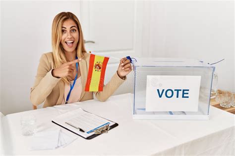 Den Blonda Vackra Unga Kvinnan Som Deltar I Politiska Valkampanjer Spinnflagga Som Leker Glad