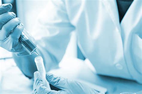 실험실에서 현미경을 통해 보고 되는 젊은 과학자 몇 가지 조사를 하는 젊은 과학자 Dna에 대한 스톡 사진 및 기타 이미지 Dna Stem 주제 개발 Istock