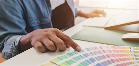 자신의 프로젝트에 대한 색상을 치핑 남성 그래픽 디자이너의 자른 샷 그리기에 대한 스톡 사진 및 기타 이미지 그리기 남자 남자 사업가 Istock