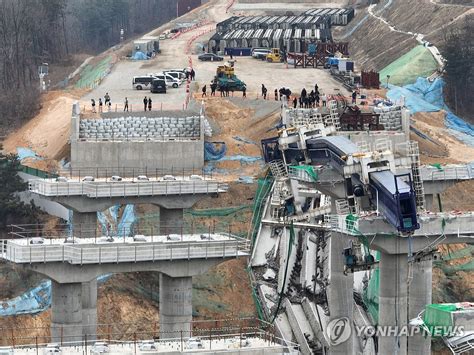 안성 고속도로 건설현장 붕괴사고 현장 살펴보는 관계자들 연합뉴스