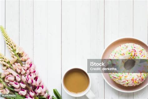 한 잔의 커피와 가벼운 나무 테이블에 루피 너 스 꽃 도넛으로 여전히 생활 공간 복사 0명에 대한 스톡 사진 및 기타 이미지