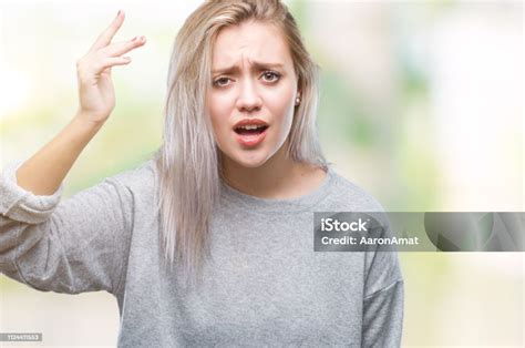 분노와 좌절과 분노와 함께 외치는 동안 분노 주먹 올리는 미친 격리 된 배경 위에 젊은 금발 여자 분노와 공격적 개념 감정에 대한 스톡 사진 및 기타 이미지 Istock