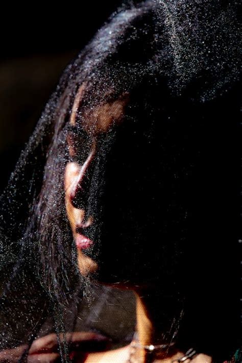 감정적 인 감정적인 강렬한 시선 강렬함 그림자 그림자 놀이 극적인 조명 내성적 인 대조 미묘한 빛 미술 미스터리 미스터리한 베일 베일의 질감