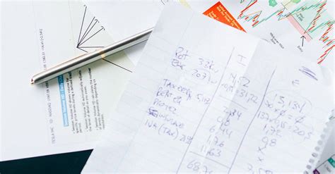 검토 경제 보고서 계산 공책 그래프 금융 데이터 데이터 분석 도표 돋보기 메모장 몸매 문서 분석 분석적인 비즈니스 비즈니스 분석 사무실 서류