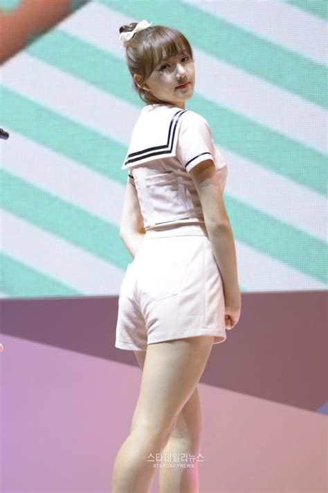 뒤돌아보는에 대한 이미지 검색결과 포즈 참조
