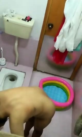 গোসল করার সময় লুকিয়ে ভিডিও Eporner