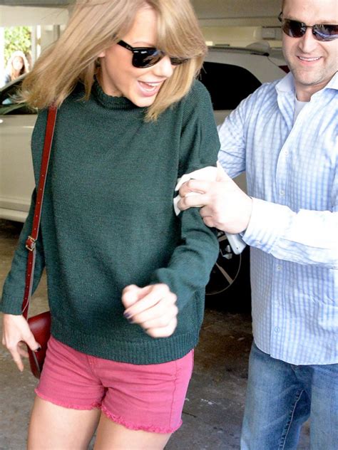 Taylor Swift Thigh Gap