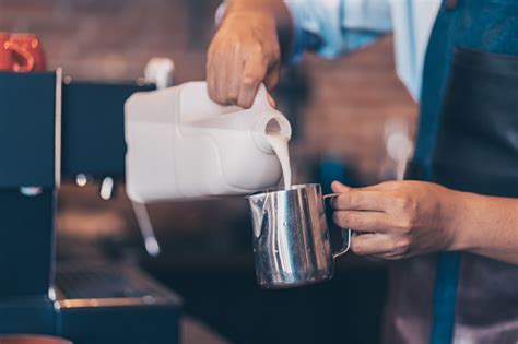 바리스타 만들기 카푸치노 바텐더는 커피숍에서 커피 음료를 준비합니다 가정의 방에 대한 스톡 사진 및 기타 이미지 가정의 방 경영자 고객 Istock