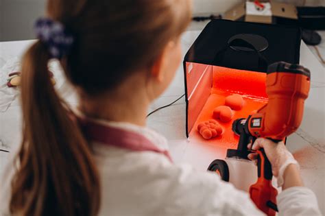 스프레이 건 페이스트리 셰프와 함께 케이크 표면에 핫 초콜릿 페인팅을 적용합니다 25 29세에 대한 스톡 사진 및 기타 이미지 25 29세 녹기 레스토랑 Istock