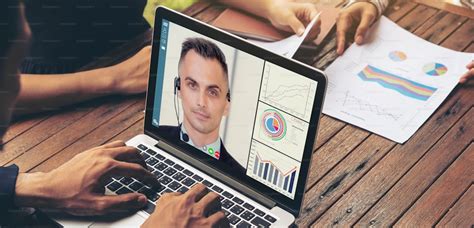 화상 통화 그룹 비즈니스 사람들은 가상 작업 공간 또는 원격 사무실에서 만납니다 스마트 비디오 기술을 사용하여 전문 기업