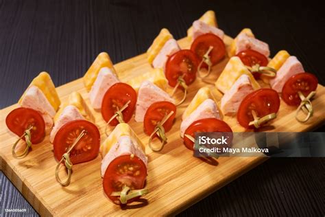 수제 햄으로 만든 대나무 꼬치에 카나페 삼각형 모양의 치즈 조각 나무 판에 체리 토마토 햄에 대한 스톡 사진 및 기타 이미지 Istock