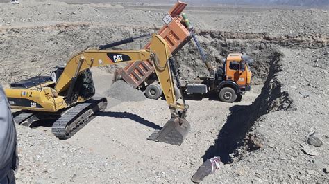 Хан алтай ресурс ХК уурхайн ажилчдын байрны гадна бохир Атмор ХХК