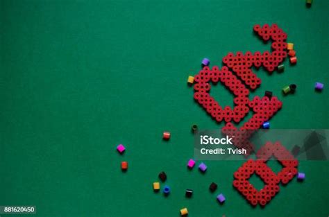 2018 미니 구슬 장식 빨간색 배경에 텍스트를 위한 공간에 고립 된에서 만든 개념 새 해 2018top 볼 수 있습니다 플랫이 하다 0명에 대한 스톡 사진 및 기타 이미지