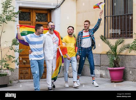 Zwei Schwule Paare Strahlen Gl Ck Und Liebe Aus Geschm Ckt Mit Lgbt Ausr Stung Wenn Sie Ihr